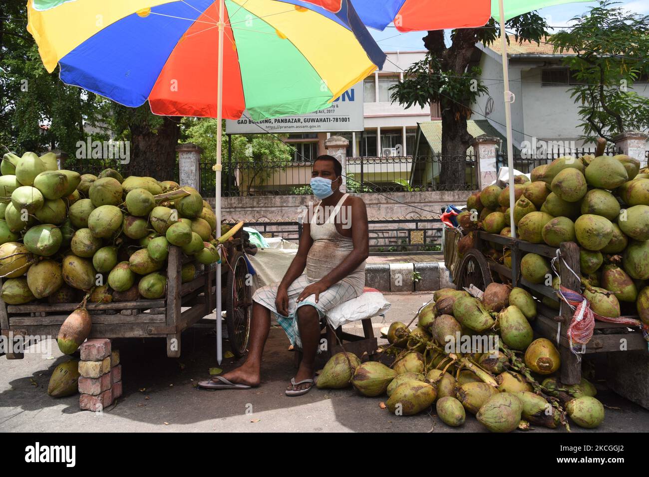 India vendor coconut drink hi-res stock photography and images - Alamy