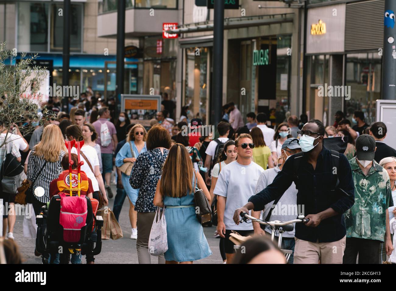 Shoppers are seen without face masks in city center of Duesseldorf ...