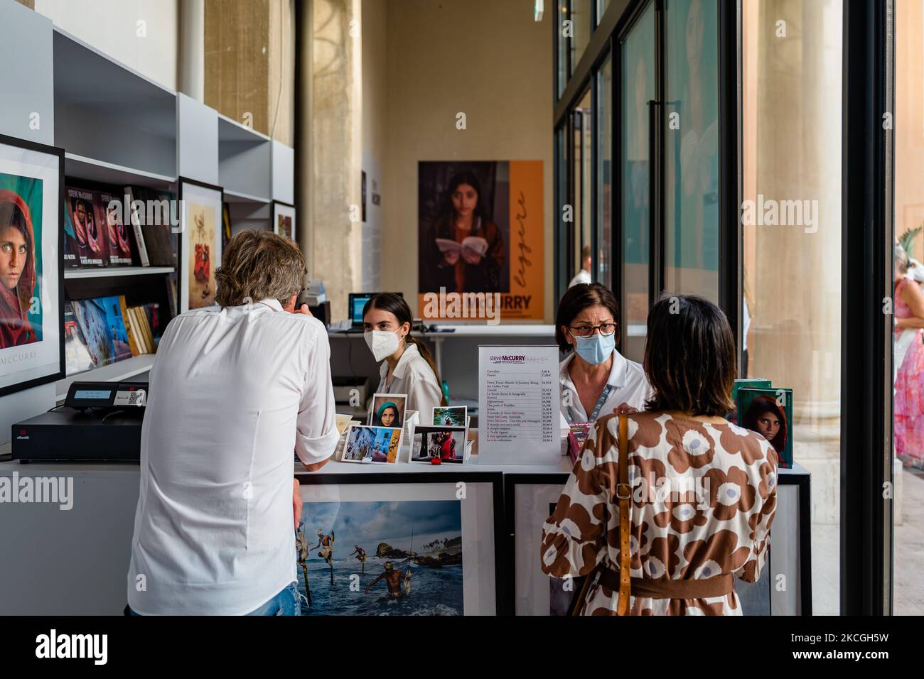 The receptionists at work at the entrance to the "Leggere" exhibition ...