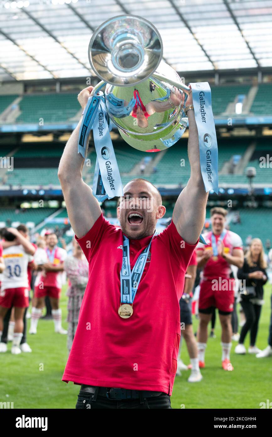 Mike Brown of Harlequins lifts the trophy after the Gallagher ...