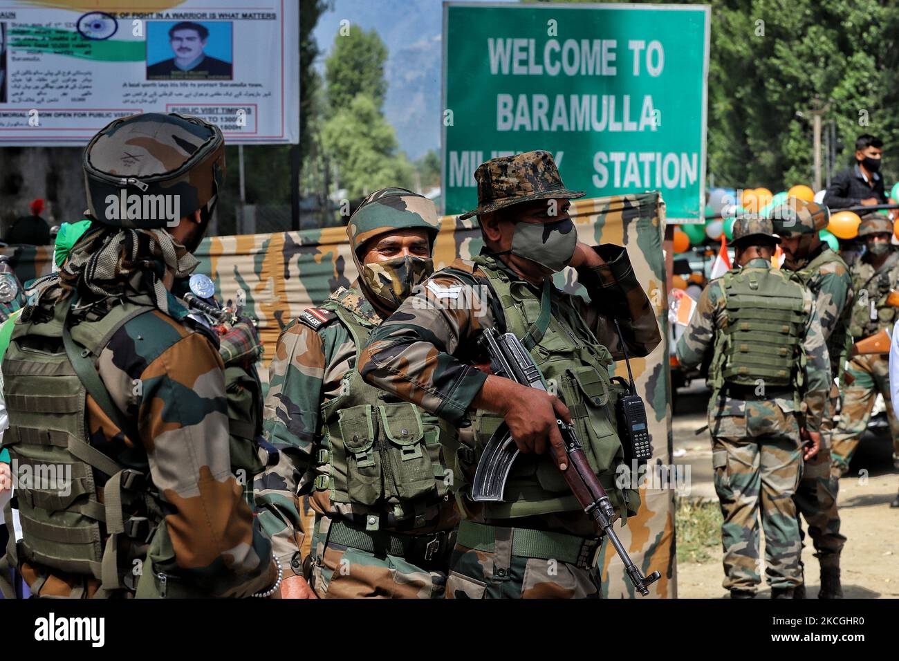 Indian army soldiers stand hi-res stock photography and images - Alamy