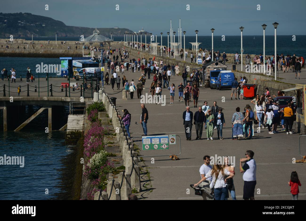Crowded dun laoghaire east pier hi-res stock photography and images - Alamy