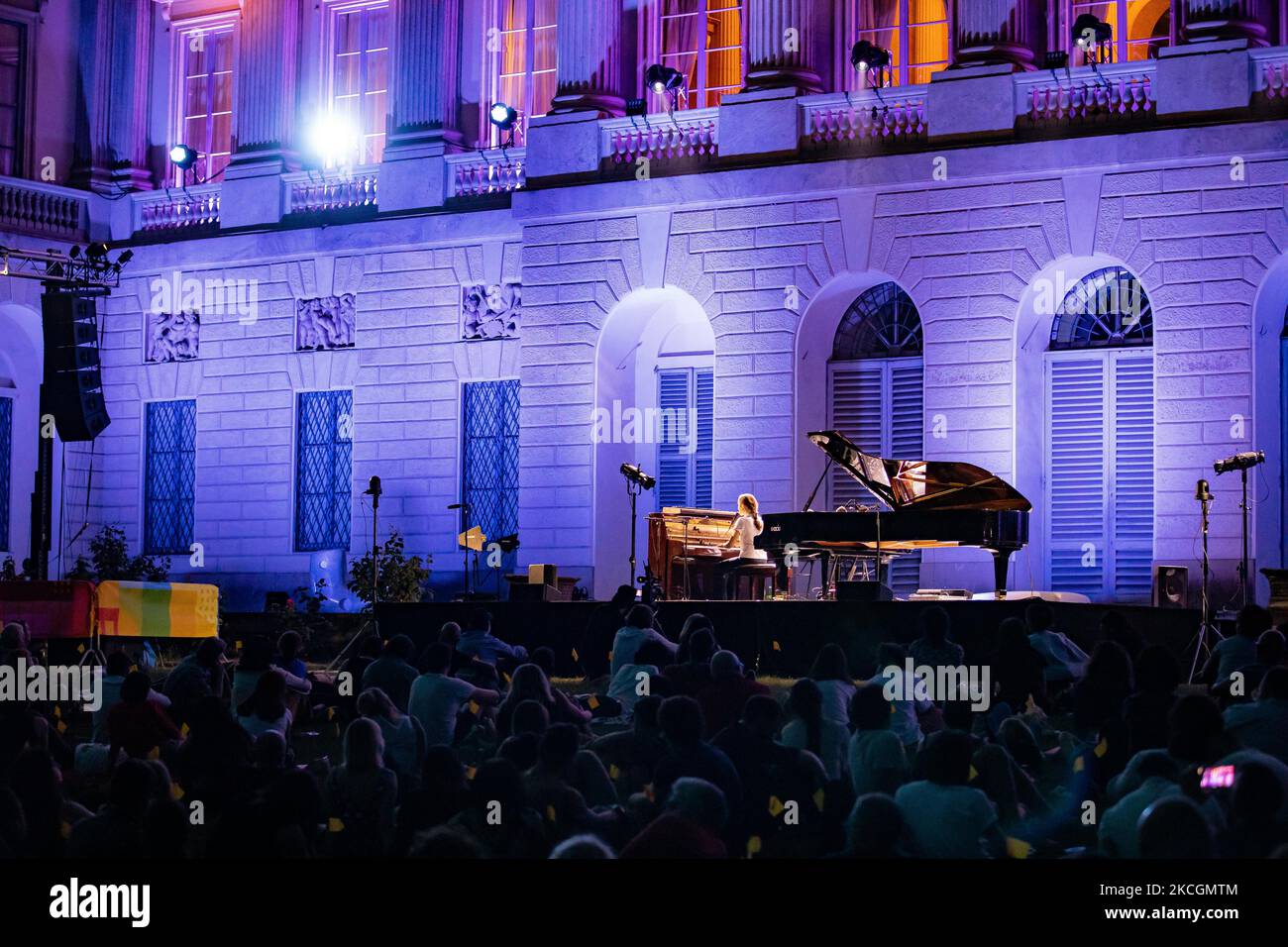 Rani performs on stage hi-res stock photography and images - Alamy