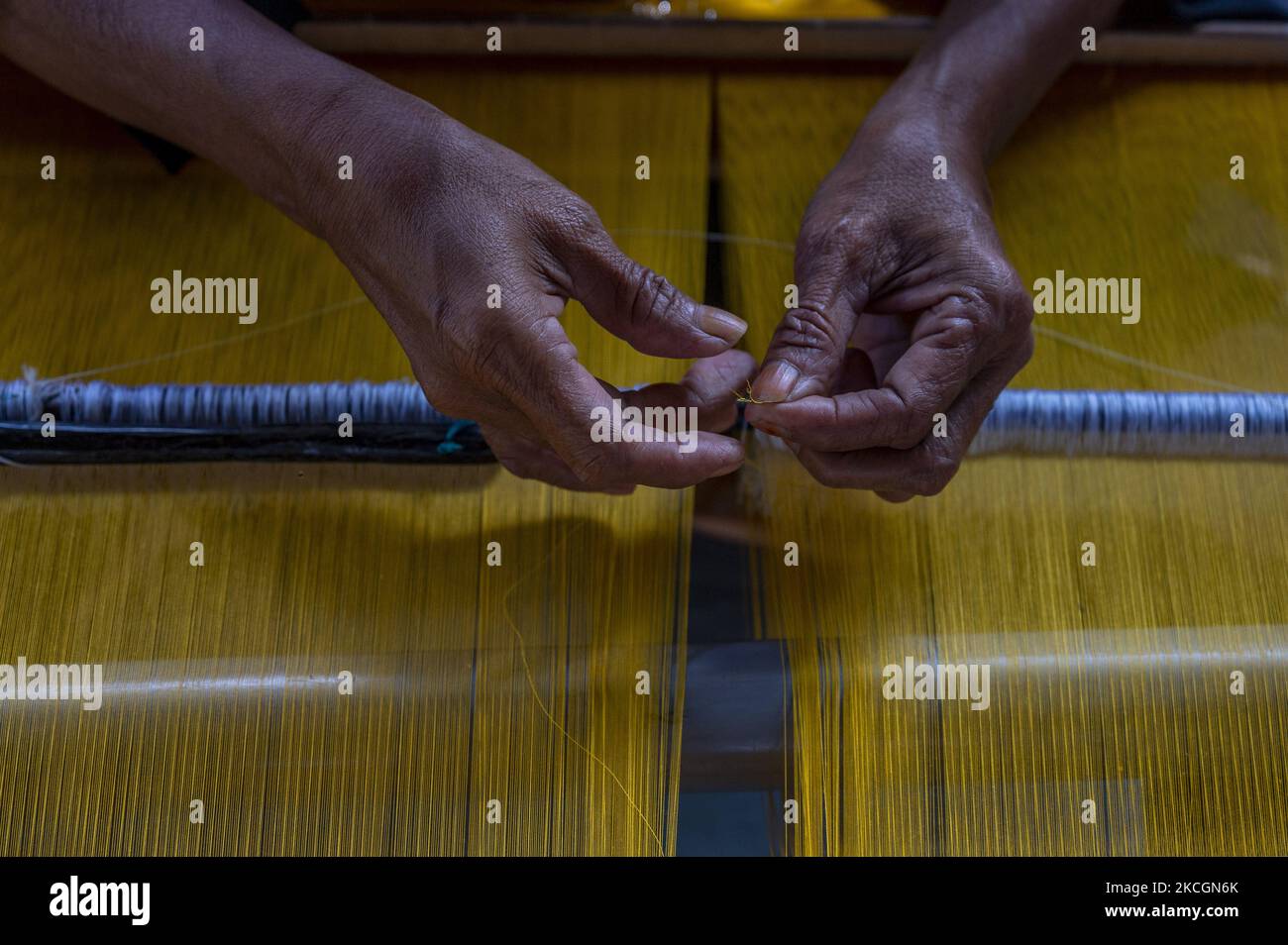 Broken threads hi-res stock photography and images - Alamy