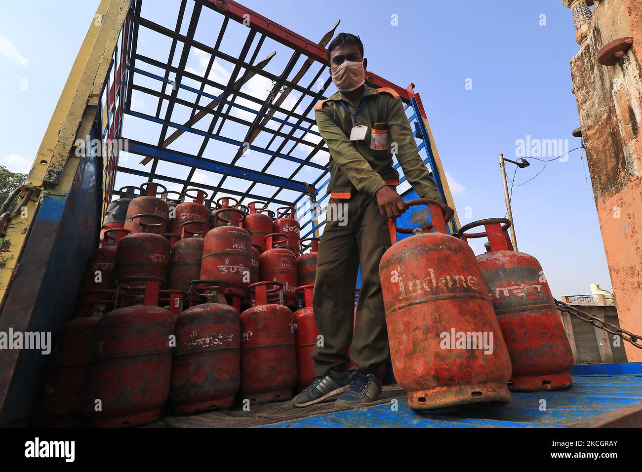 Worker unload lpg gas cylinders hi-res stock photography and images - Alamy