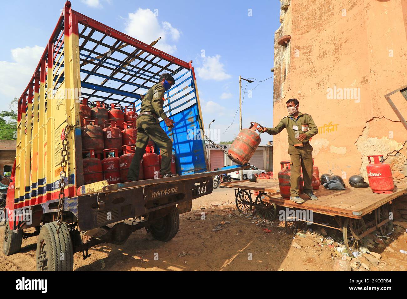 Workers unload lpg gas cylinders hi-res stock photography and images ...