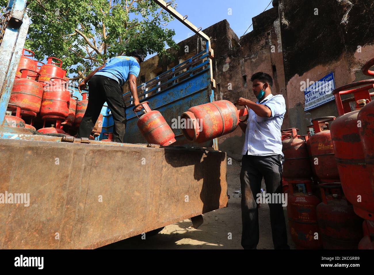 Workers unload lpg gas cylinders hi-res stock photography and images ...