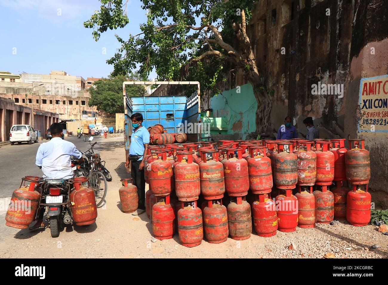 Workers unload lpg gas cylinders hi-res stock photography and images ...