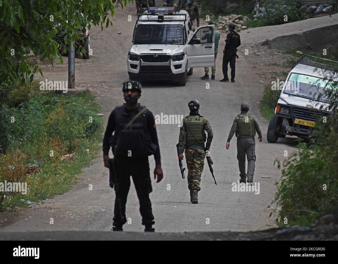 Indian security forces personell hi-res stock photography and images ...