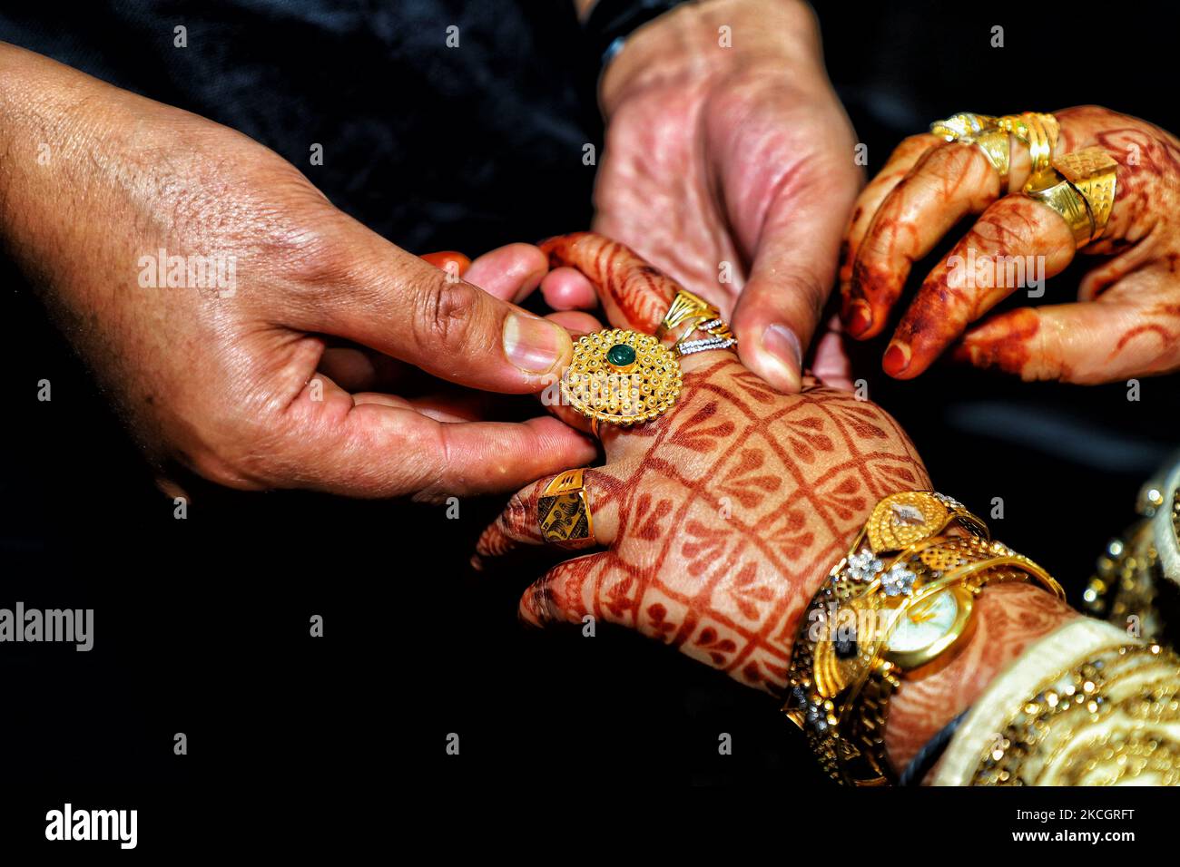 Muslim bride and groom asia hi-res stock photography and images - Alamy