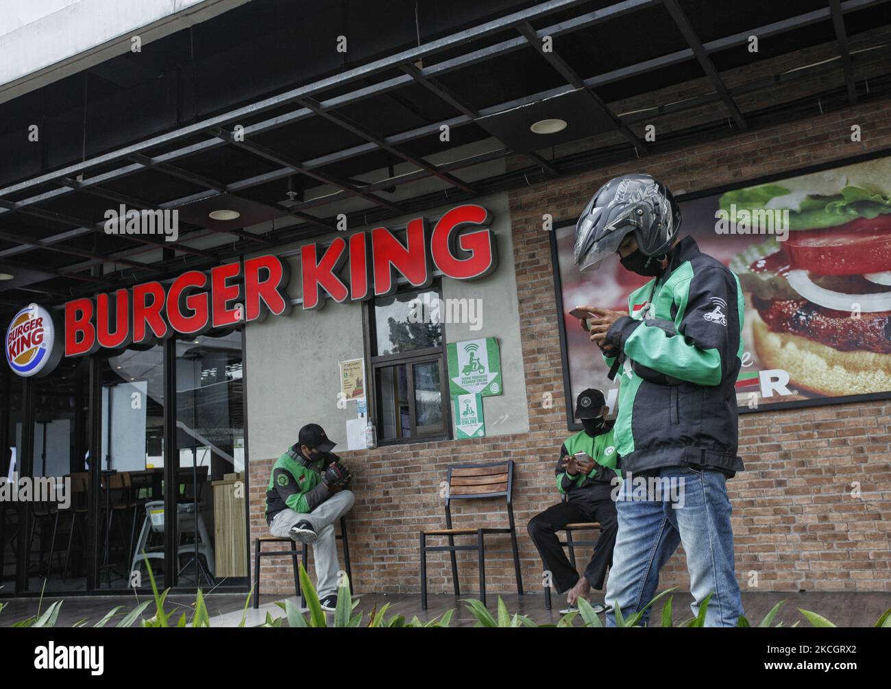 Driver food delivery service gojek hi-res stock photography and images ...