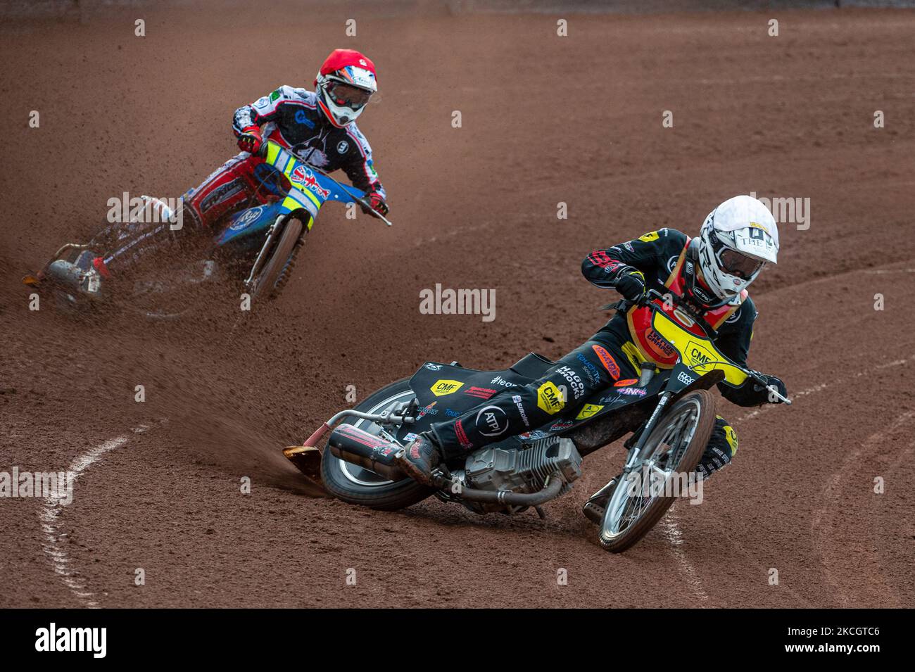 Daniel Gilkes (White) leads Benji Compton (Red) during the National ...