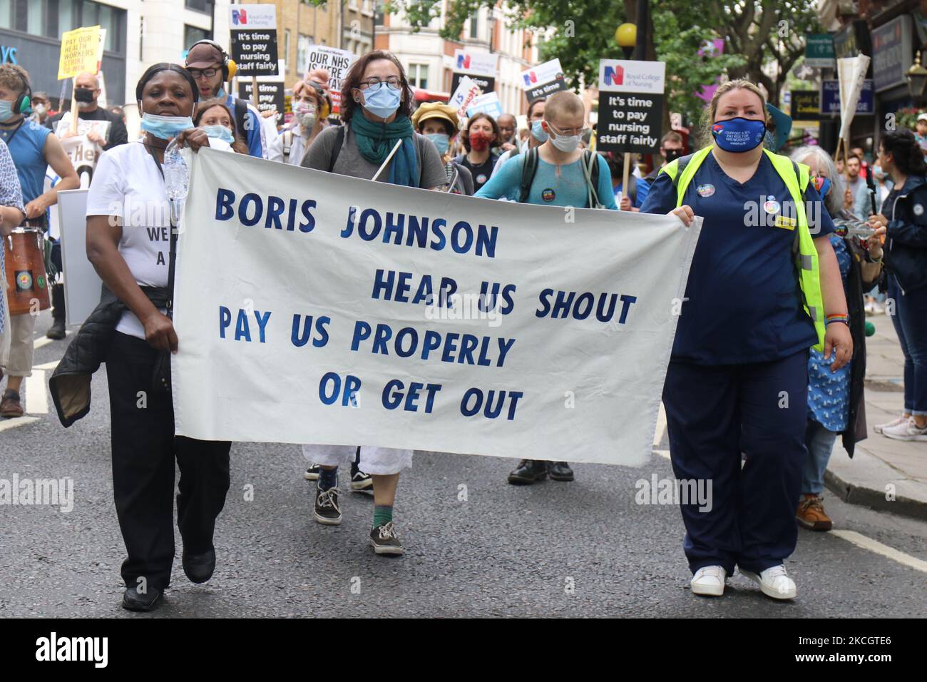 Demonstrators protest against the 1% pay rise for the NHS and call for ...