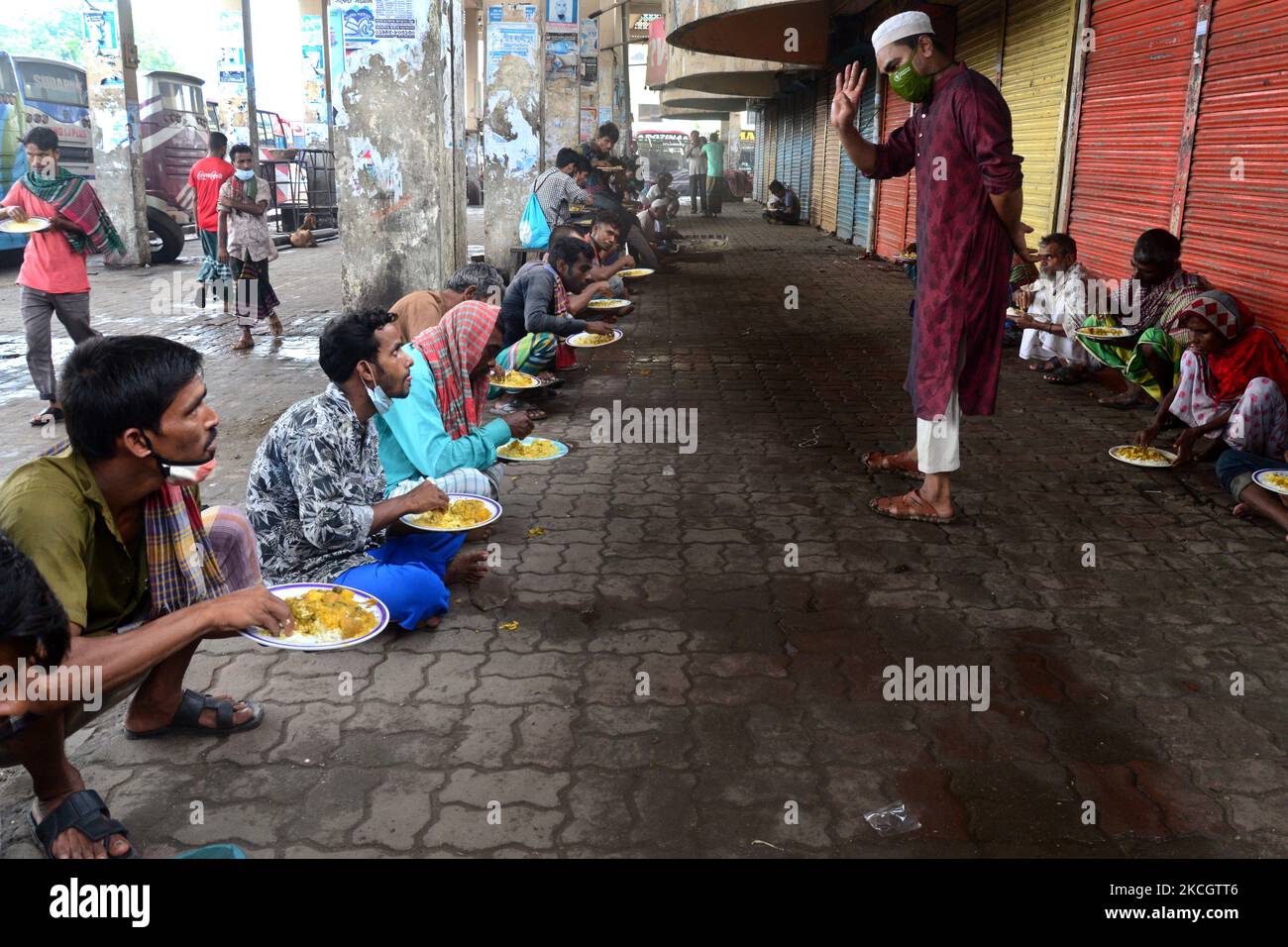 Volunteers distribute food to the homeless people during the lockdown ...