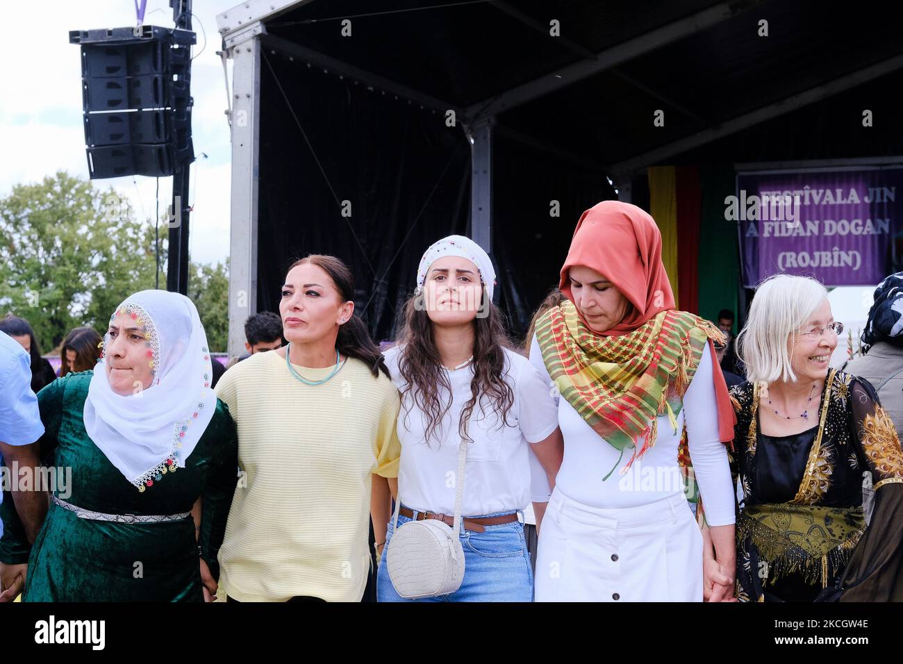 Kurdish dances hi-res stock photography and images - Alamy