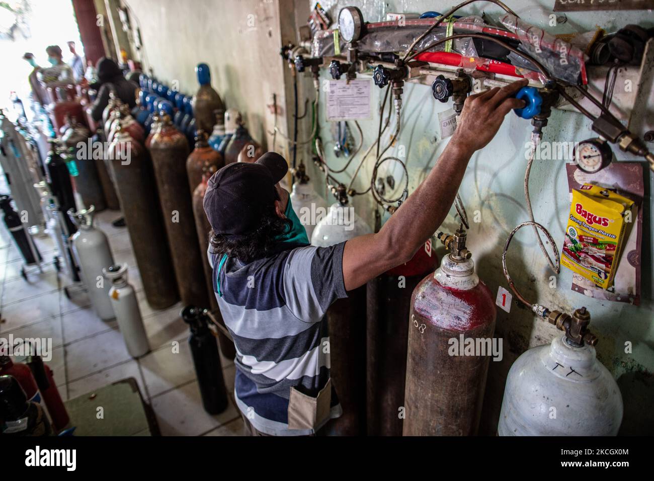 Oxygen refilling hi-res stock photography and images - Alamy