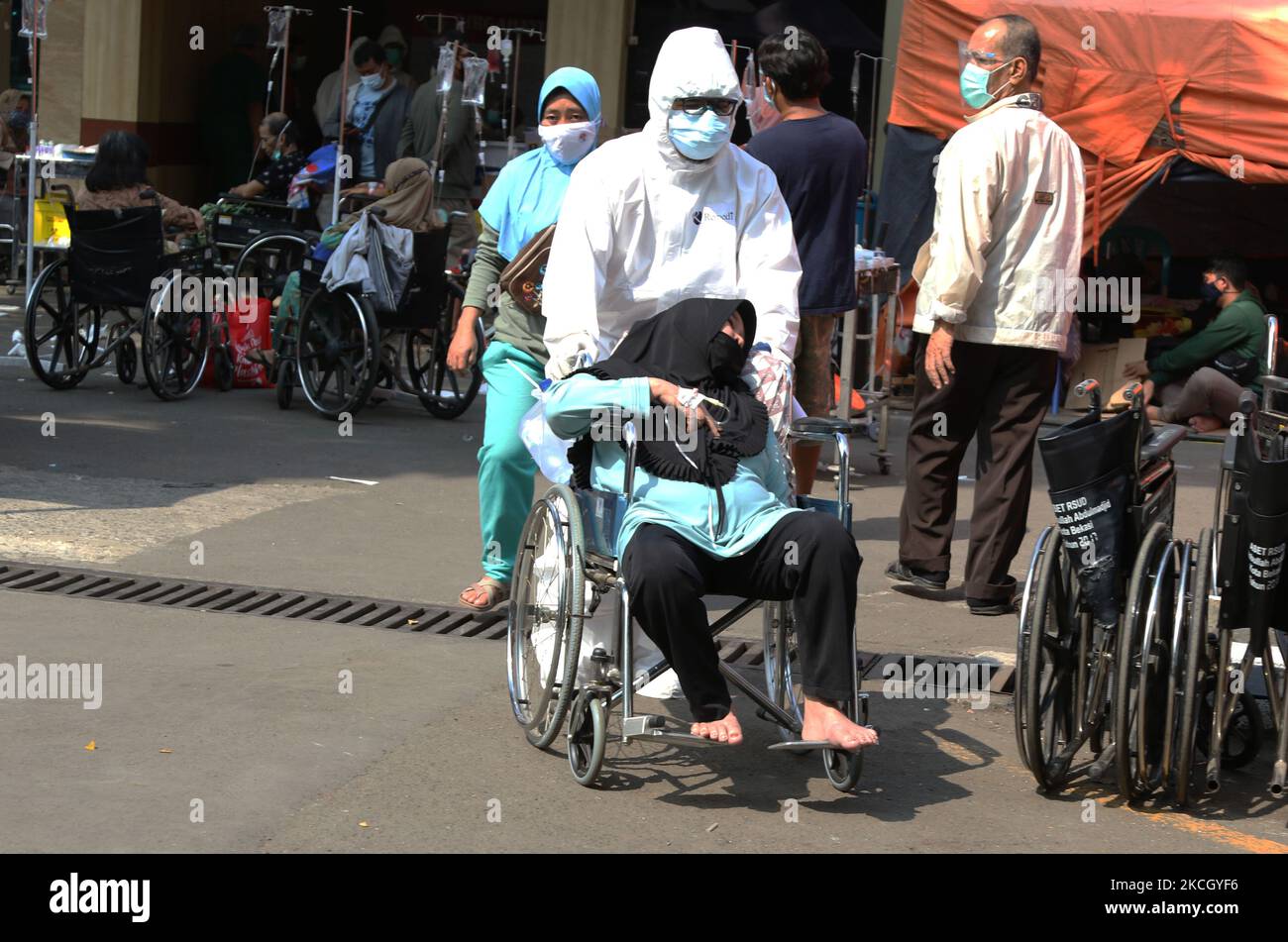 Crowded hospital emergency room hi-res stock photography and images - Alamy