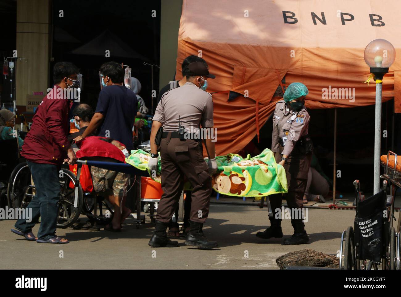 Crowded hospital emergency room hi-res stock photography and images - Alamy