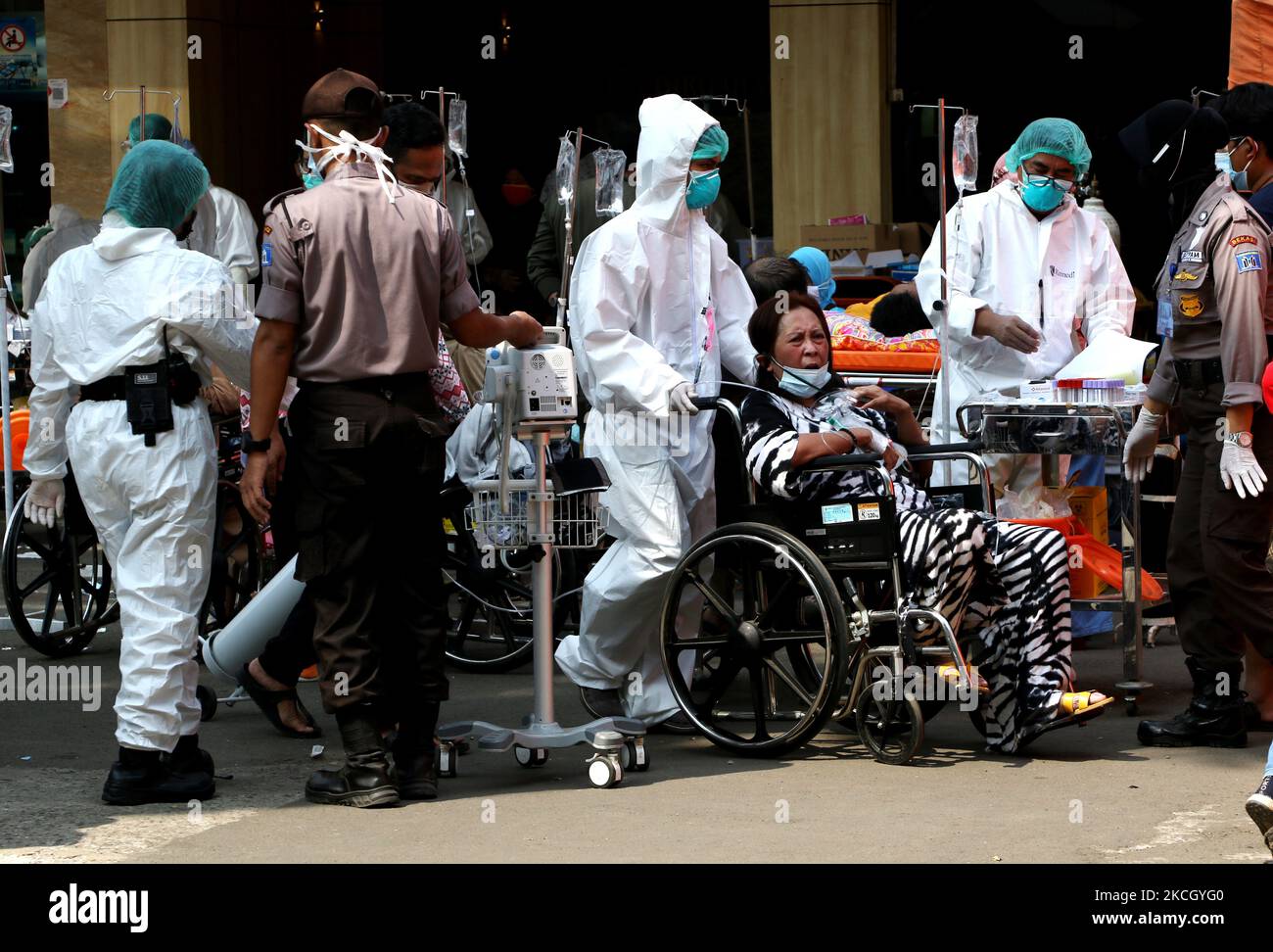 Crowded hospital emergency room hi-res stock photography and images - Alamy