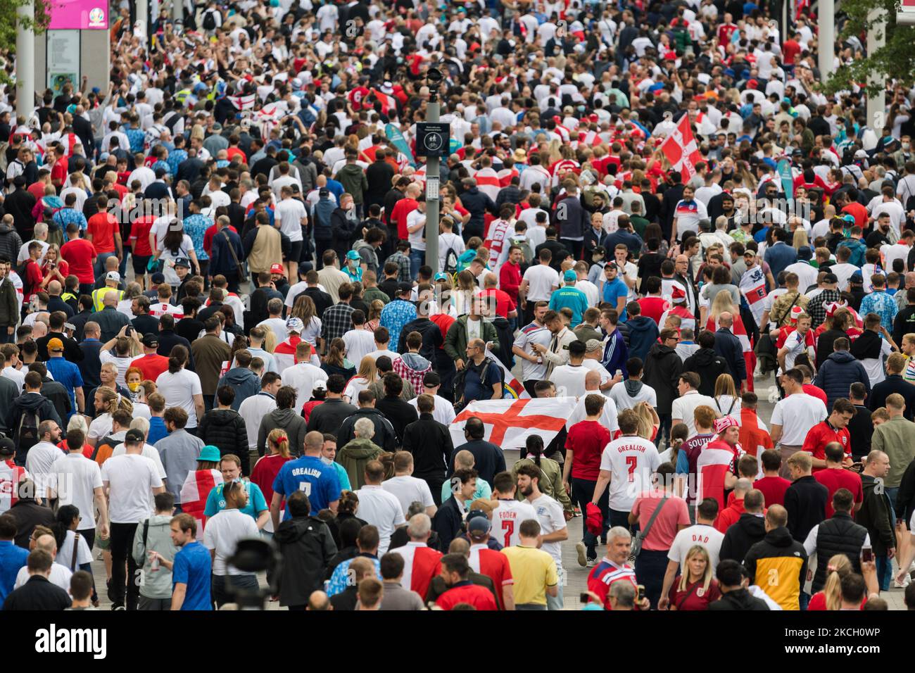 Capacity wembley stadium hi-res stock photography and images - Alamy