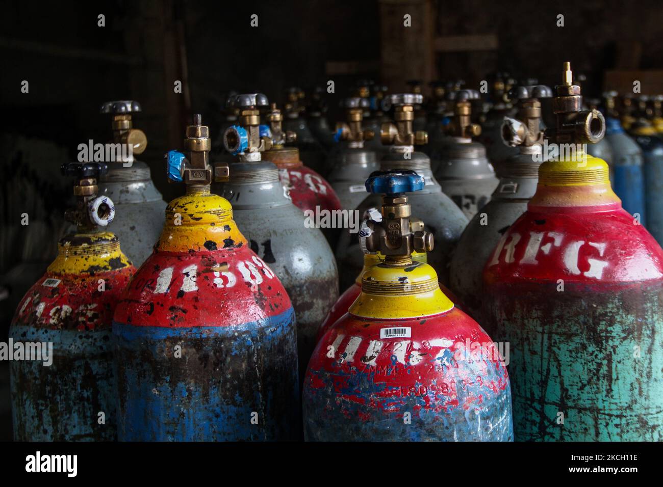 Empty oxygen tanks hi-res stock photography and images - Alamy