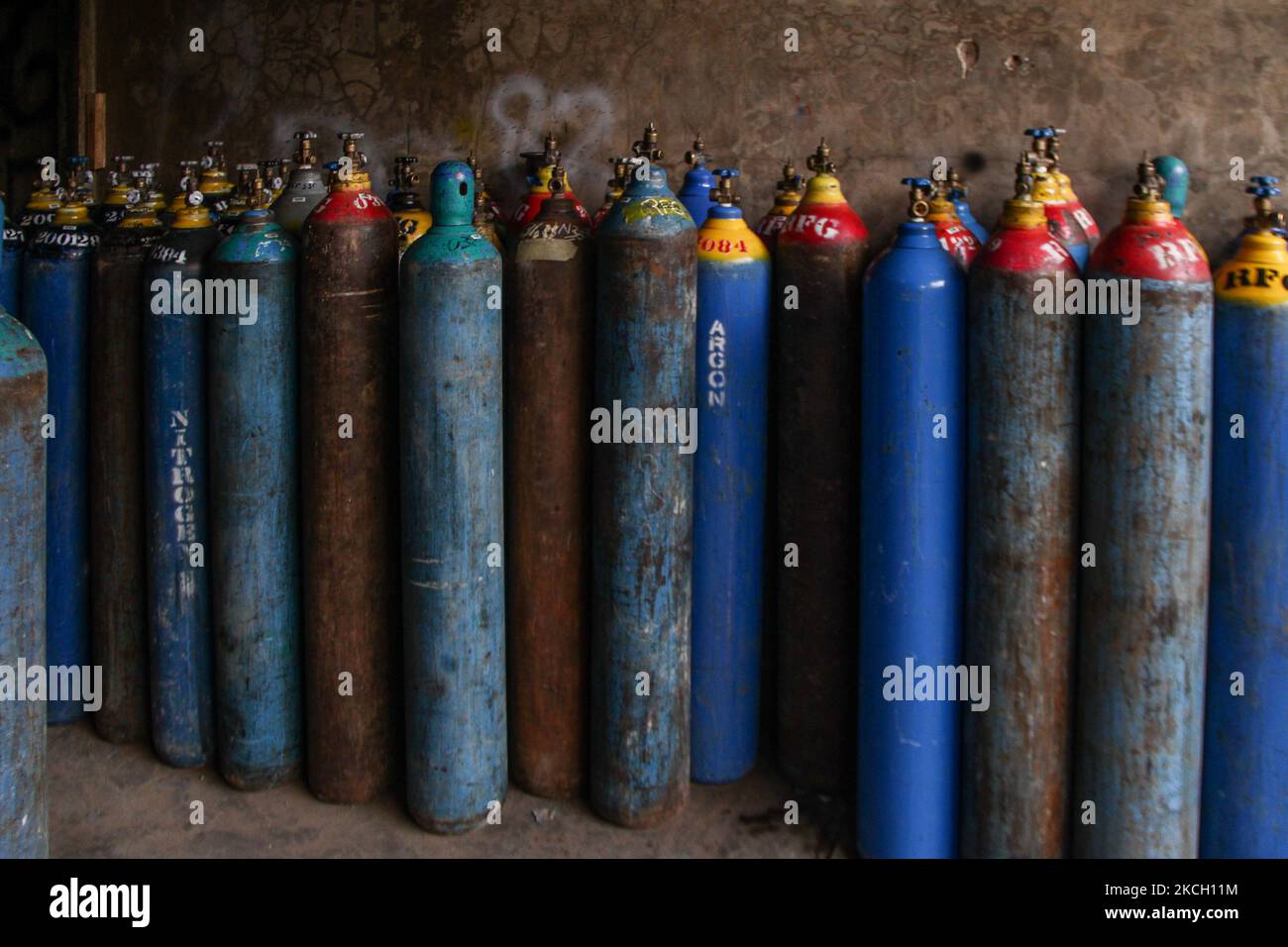 Empty oxygen tanks hi-res stock photography and images - Alamy