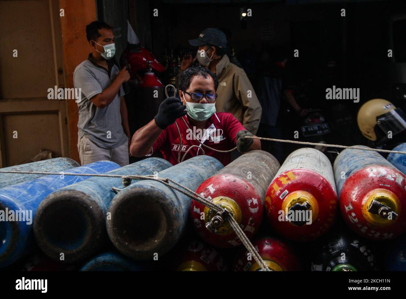 Empty oxygen cylinders hi-res stock photography and images - Alamy