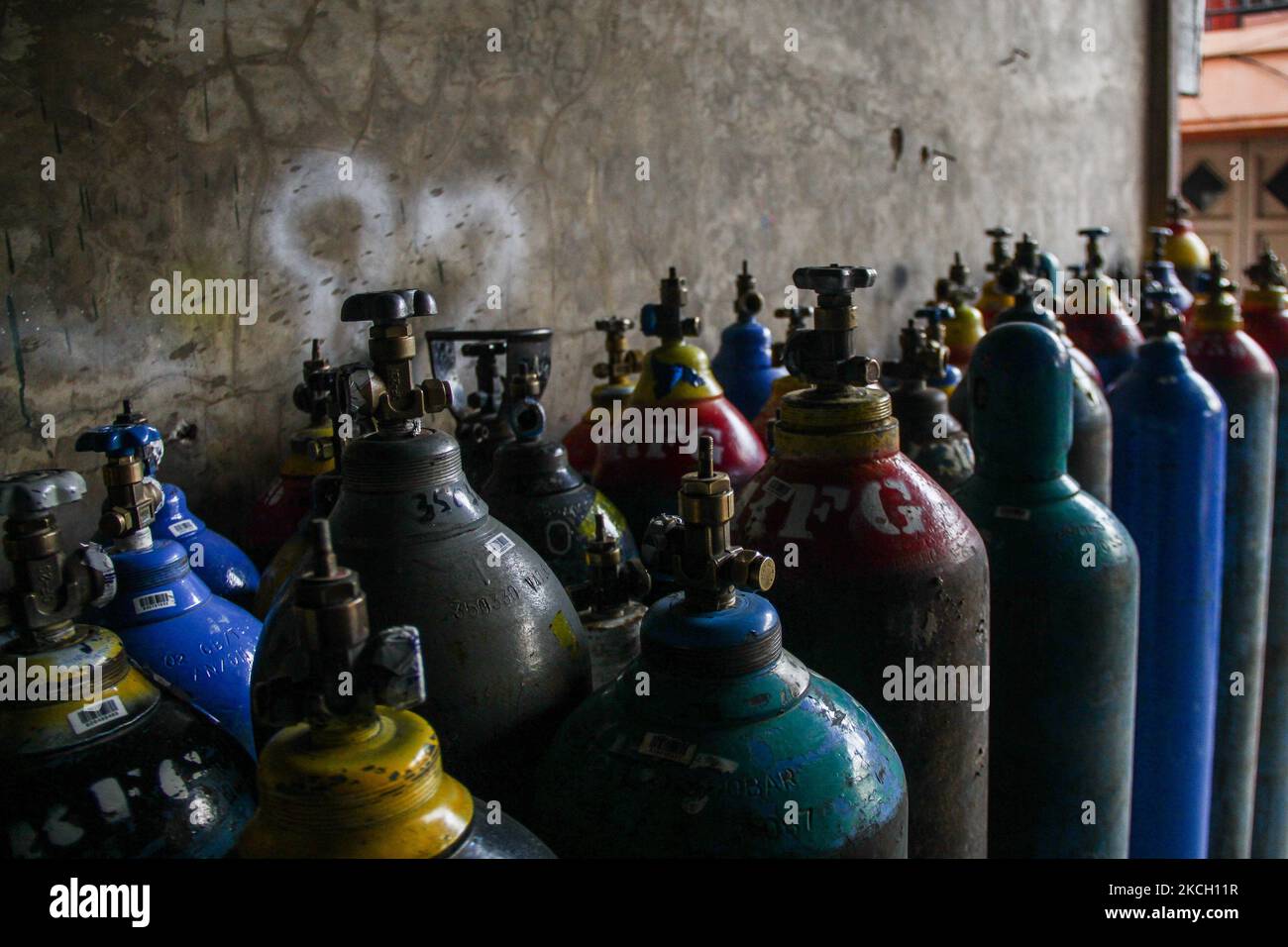 Empty oxygen tanks hi-res stock photography and images - Alamy