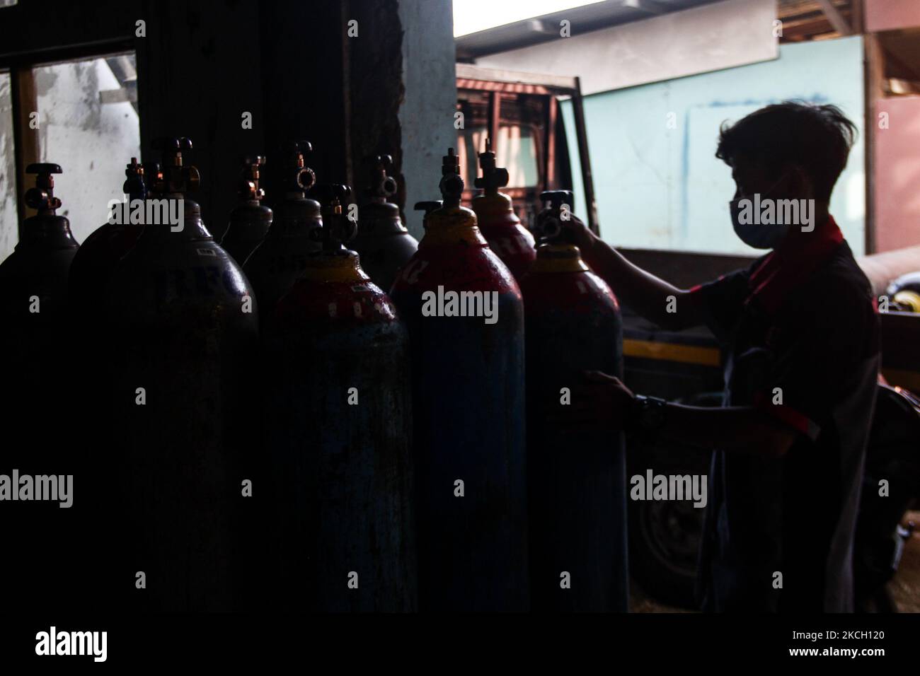 Empty oxygen cylinders hi-res stock photography and images - Alamy
