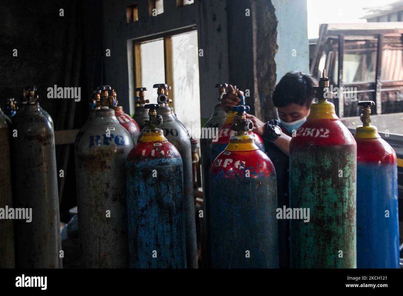 Empty oxygen cylinders hi-res stock photography and images - Alamy