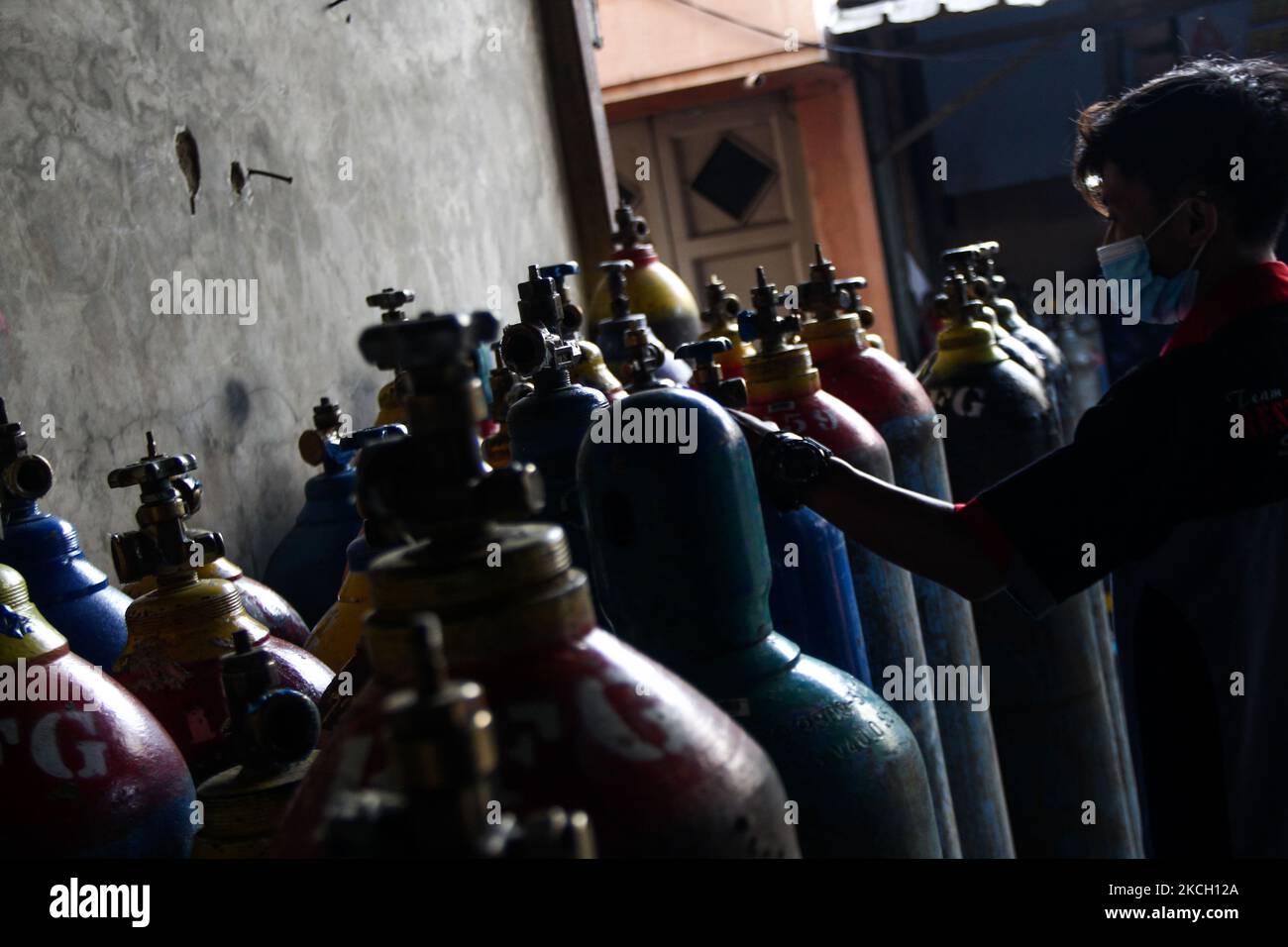 Empty oxygen cylinders hi-res stock photography and images - Alamy