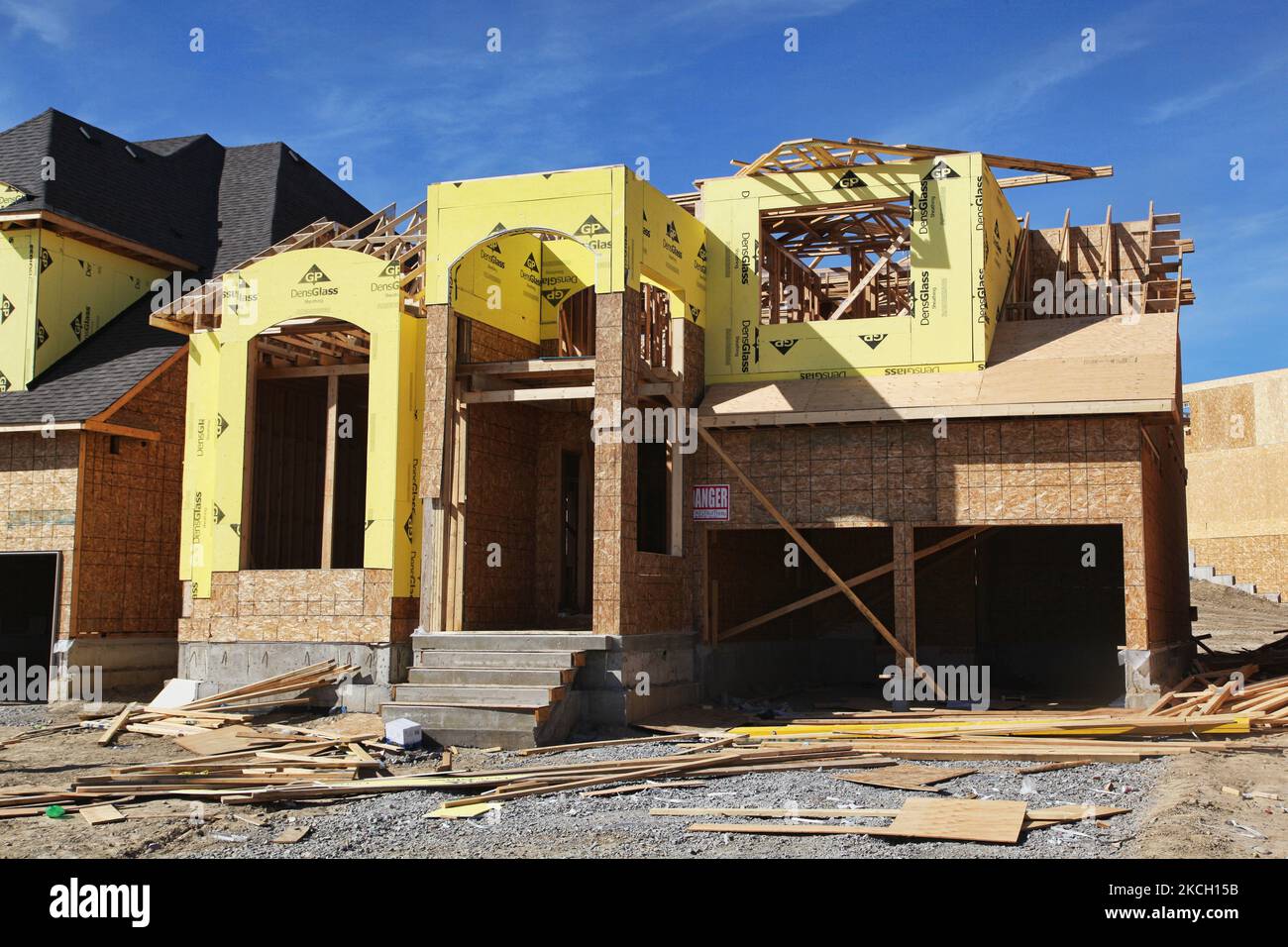 New subdivision houses under construction hi-res stock photography and ...