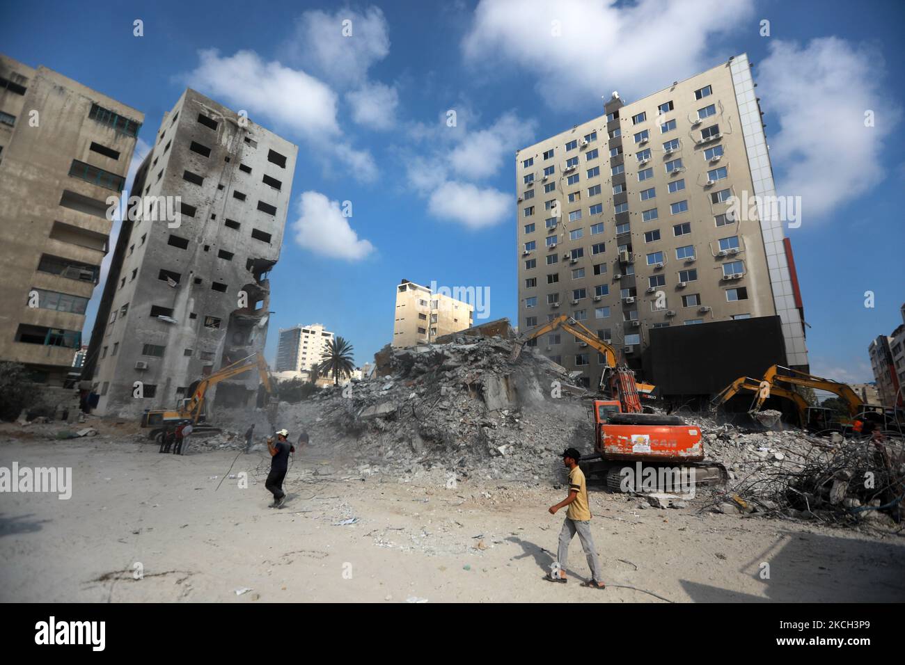 Egyptian workers and machines clear the remaining rubble of Al-Jalaa ...
