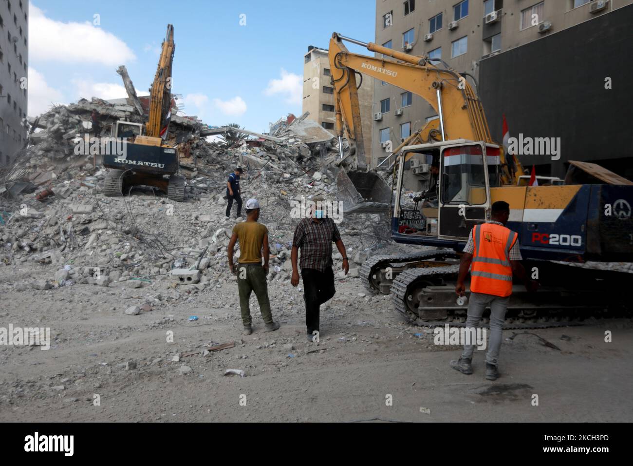 Egyptian workers and machines clear the remaining rubble of Al-Jalaa ...