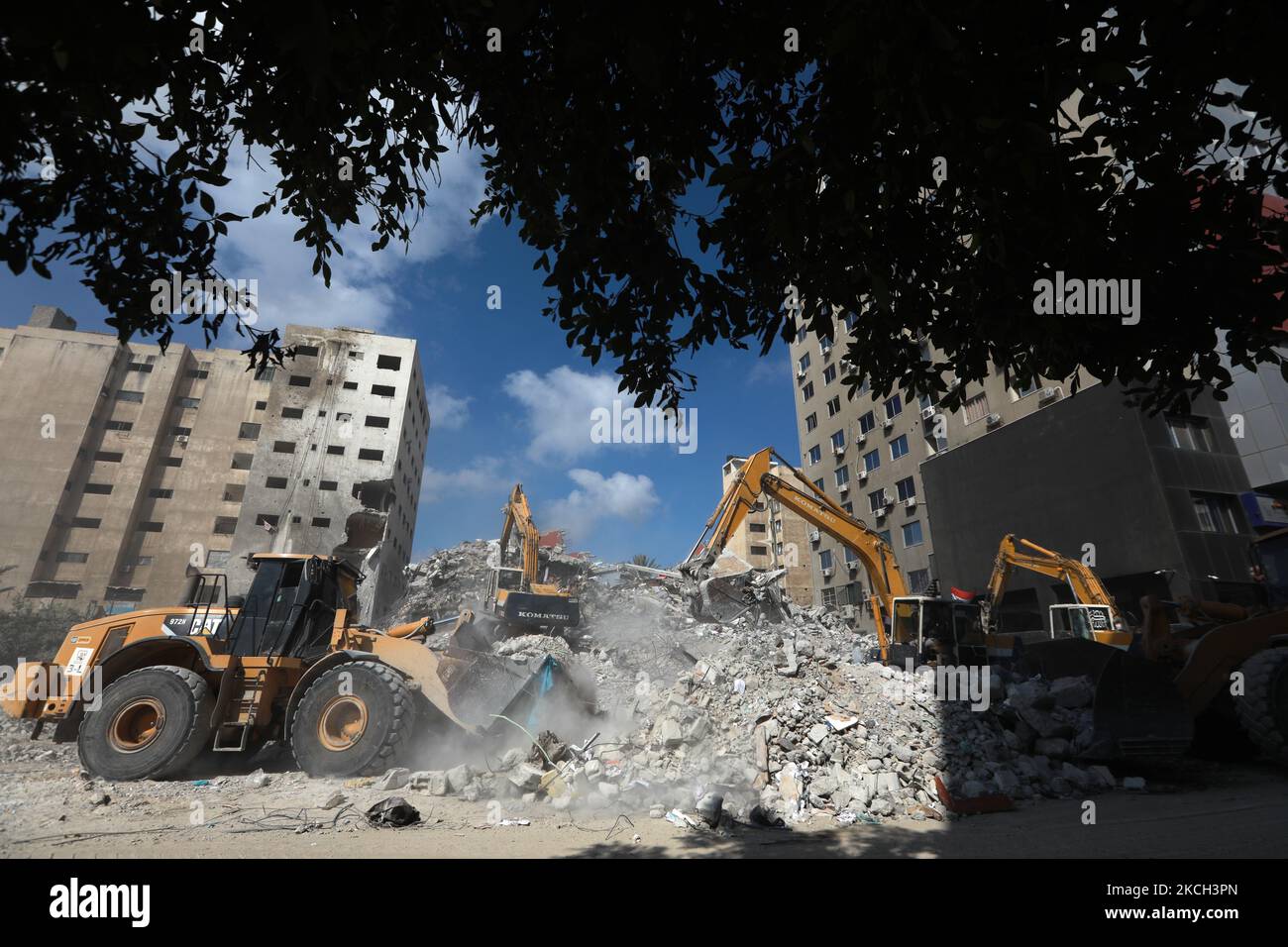 Egyptian workers and machines clear the remaining rubble of Al-Jalaa ...