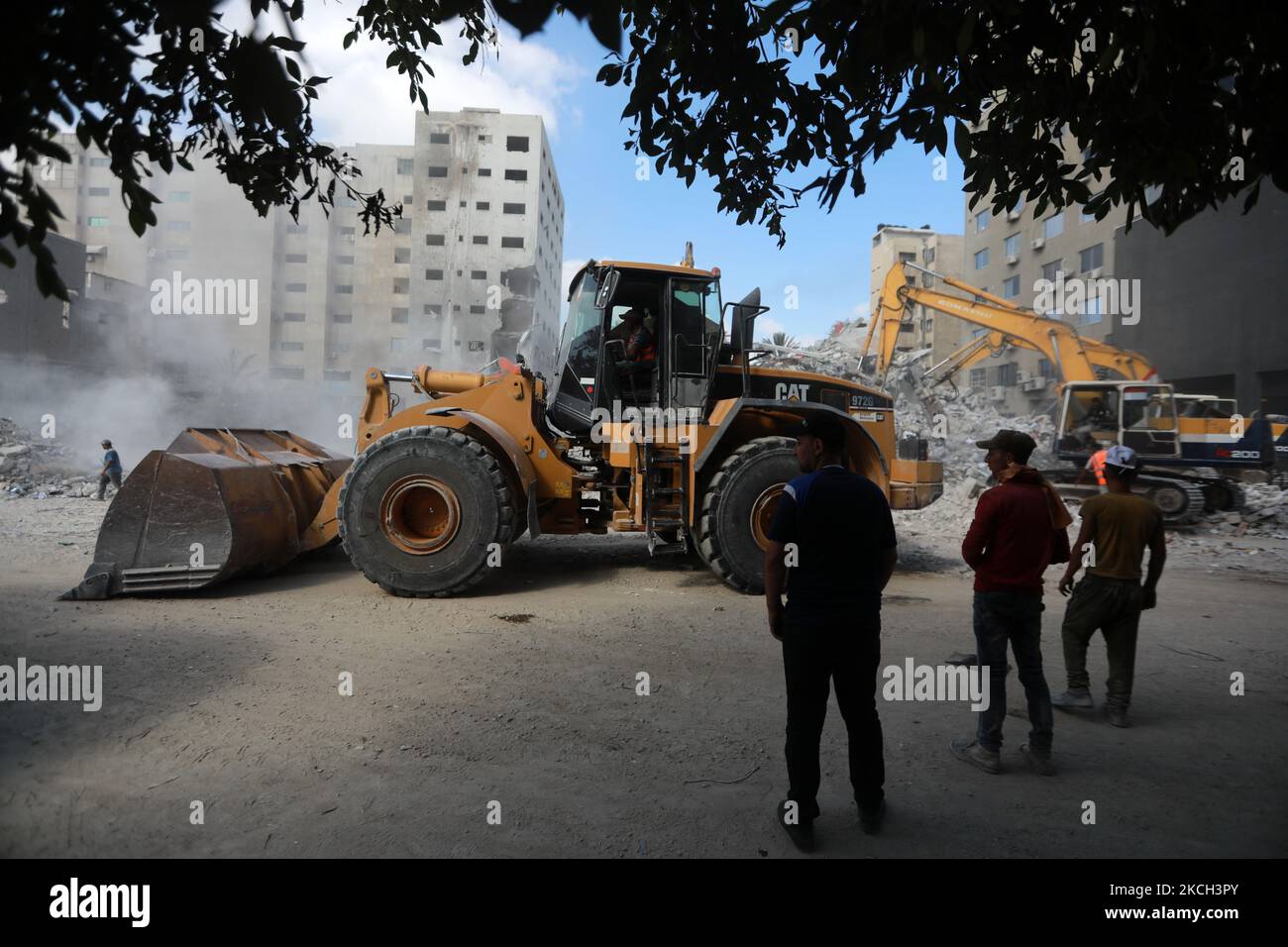 Egyptian workers and machines clear the remaining rubble of Al-Jalaa ...