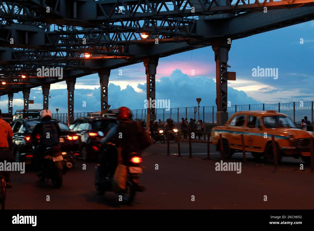 Howrah railway platform hi-res stock photography and images - Alamy