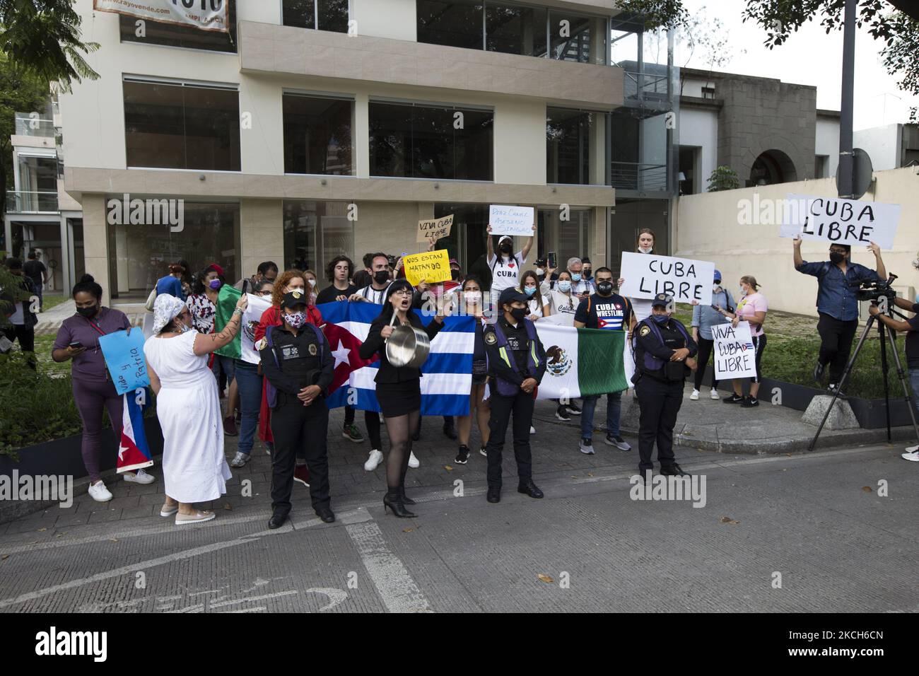 Independent Cuban citizens living in Mexico, protested against the ...