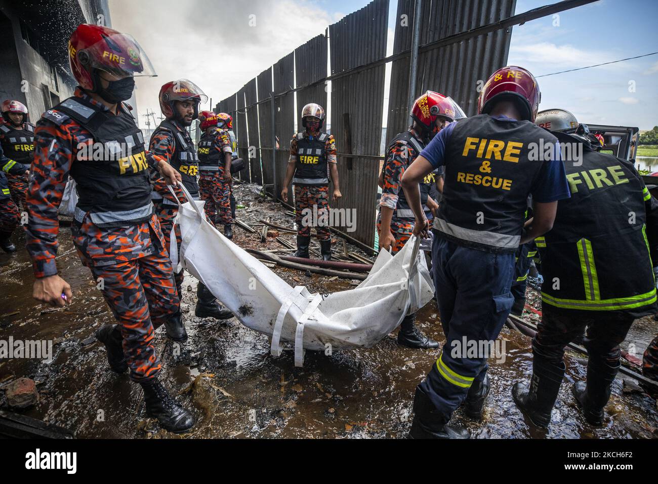 Firefighter's and rescue workers carry the bodies that were recovered ...