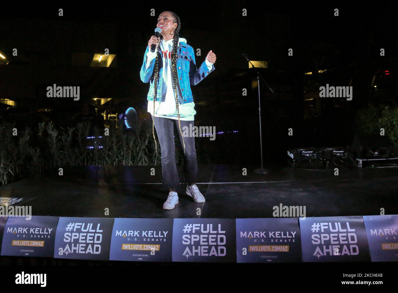 Actress Kerry Washington appeared with Senator Mark Kelly and ...