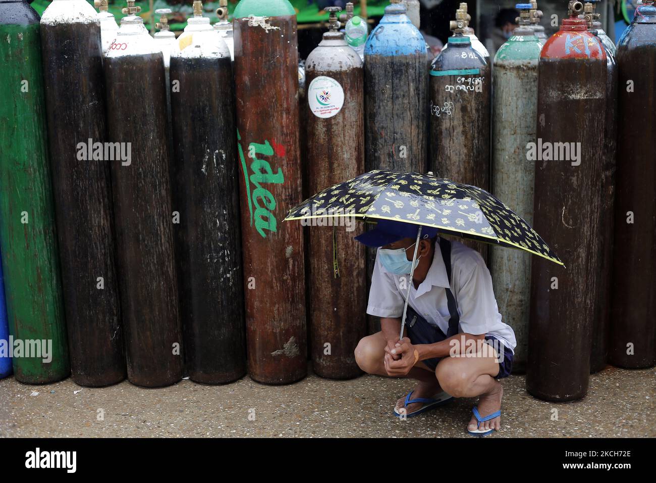Empty oxygen tanks hi-res stock photography and images - Alamy