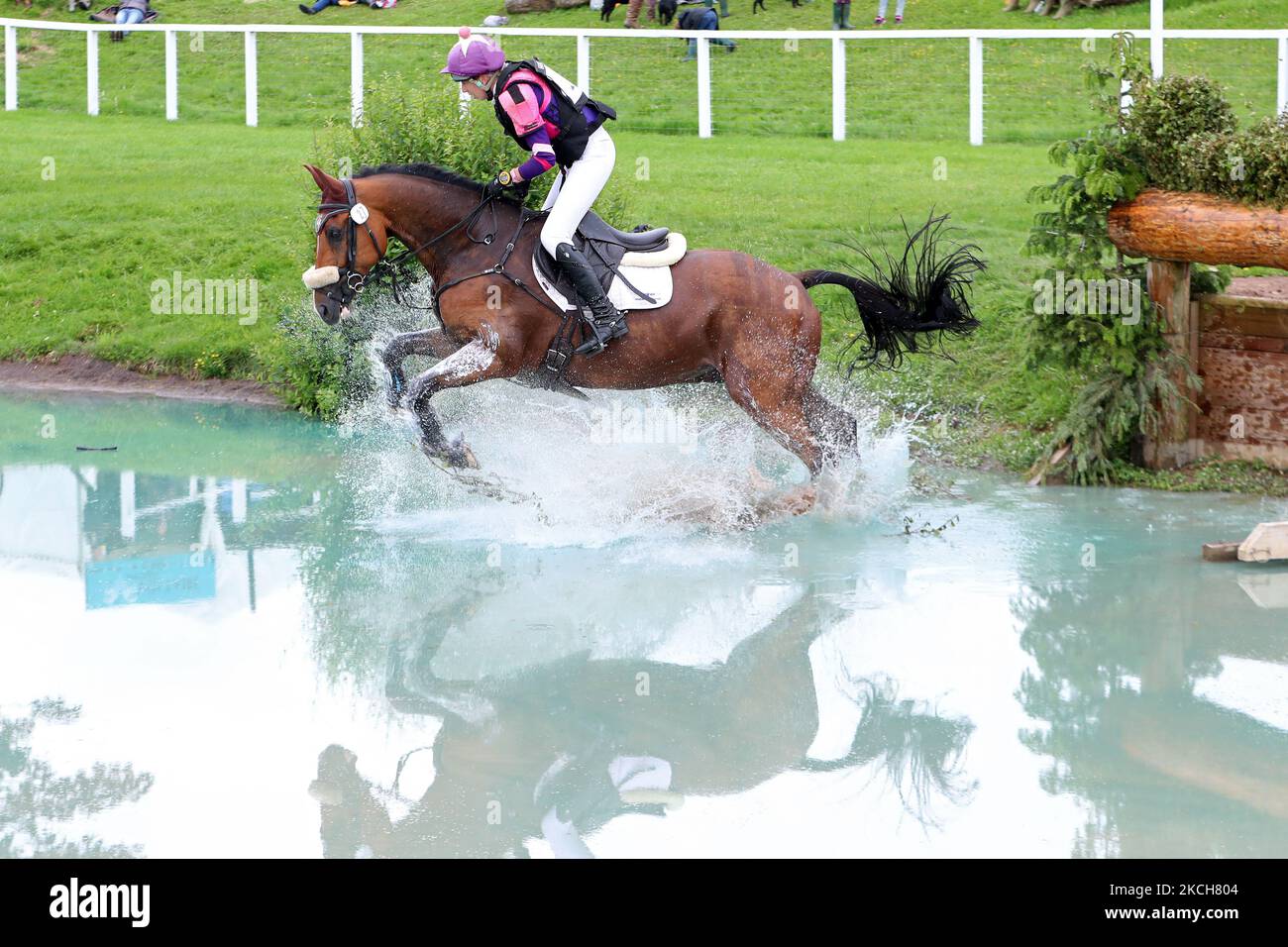 Ginny Howe riding Undalgo de Windsor during 4* Cross Country event at ...