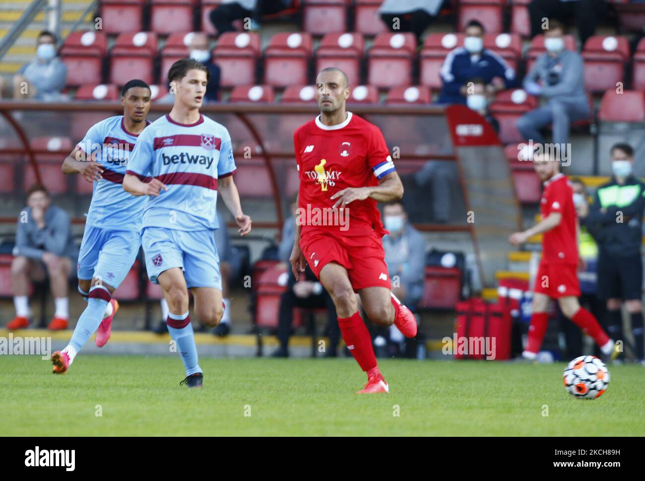 L-R West Ham United's Freddie Potts and Darren Pratley of Leyton Orient ...