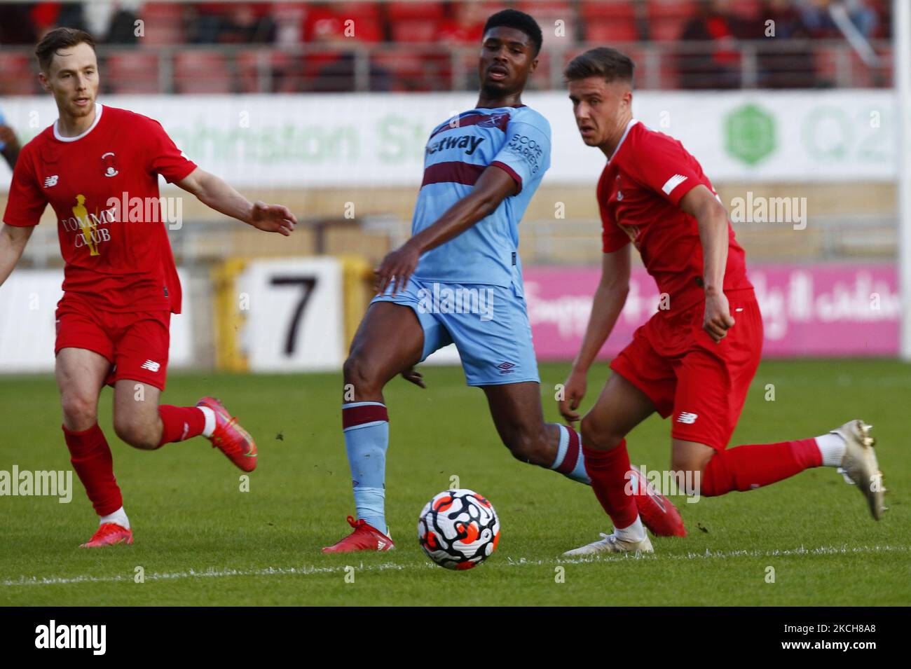 L-r West Ham United's Ben Johnson and Matt Young of Leyton Orient ...