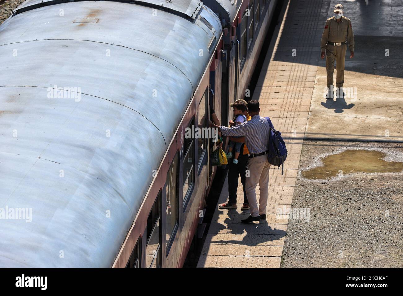 137 kilometre baramulla banihal stretch hi-res stock photography and ...