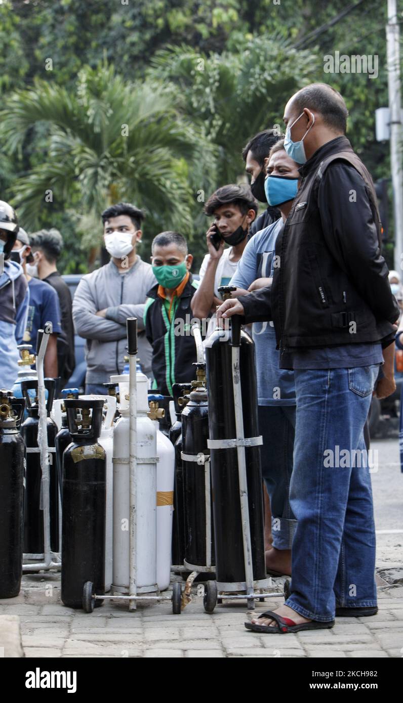 Empty oxygen tanks hi-res stock photography and images - Alamy