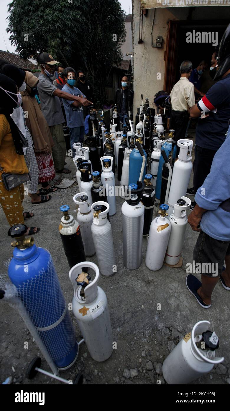 Empty oxygen tanks hi-res stock photography and images - Alamy