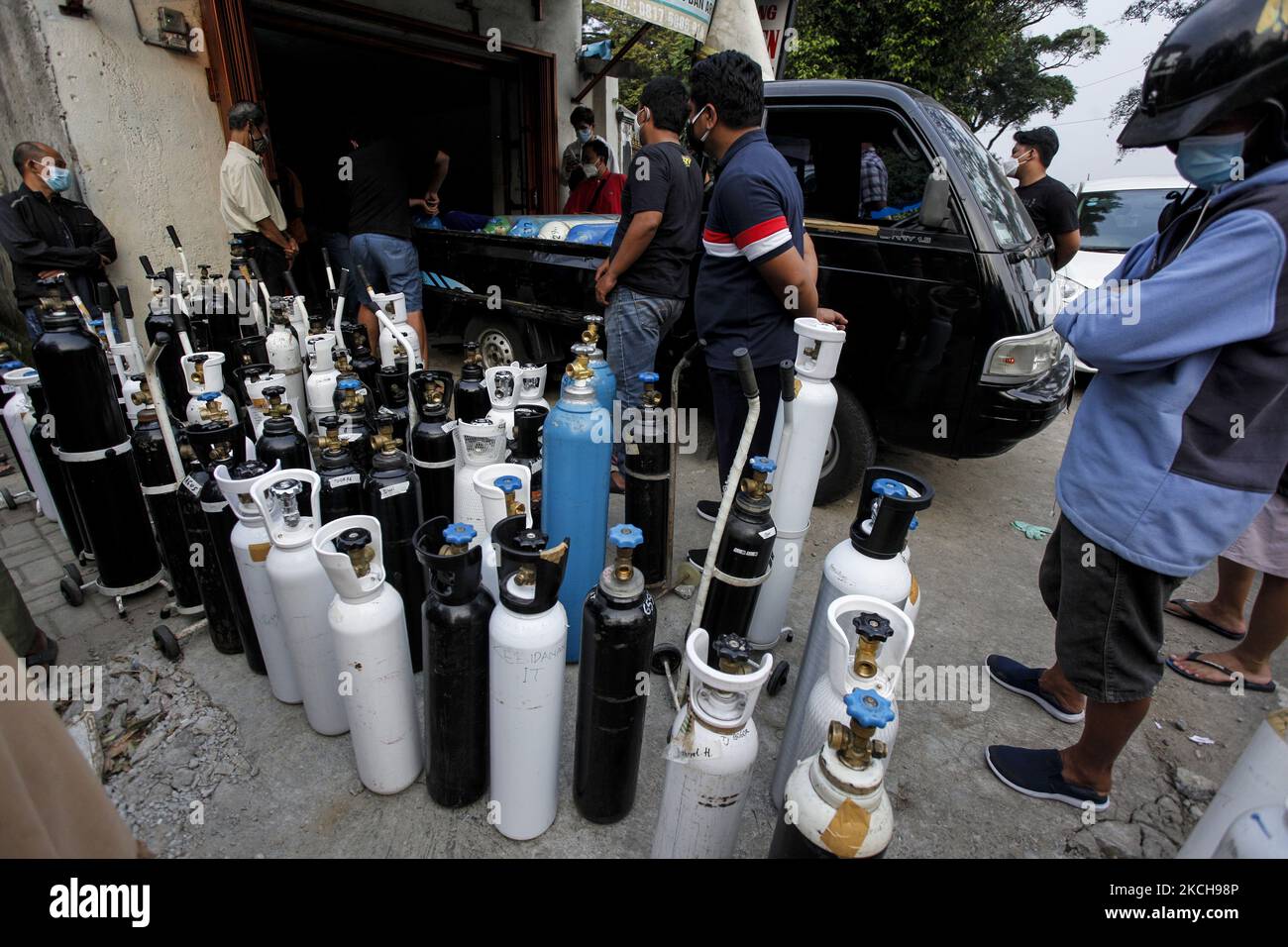 Empty oxygen tanks hi-res stock photography and images - Alamy