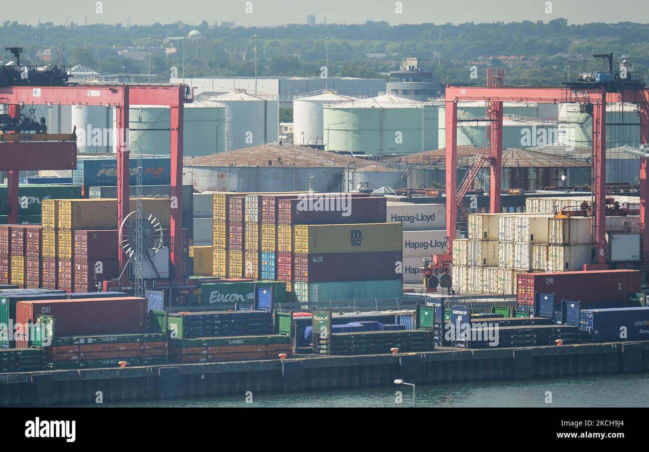 Dublin ferry container terminals hi-res stock photography and images ...