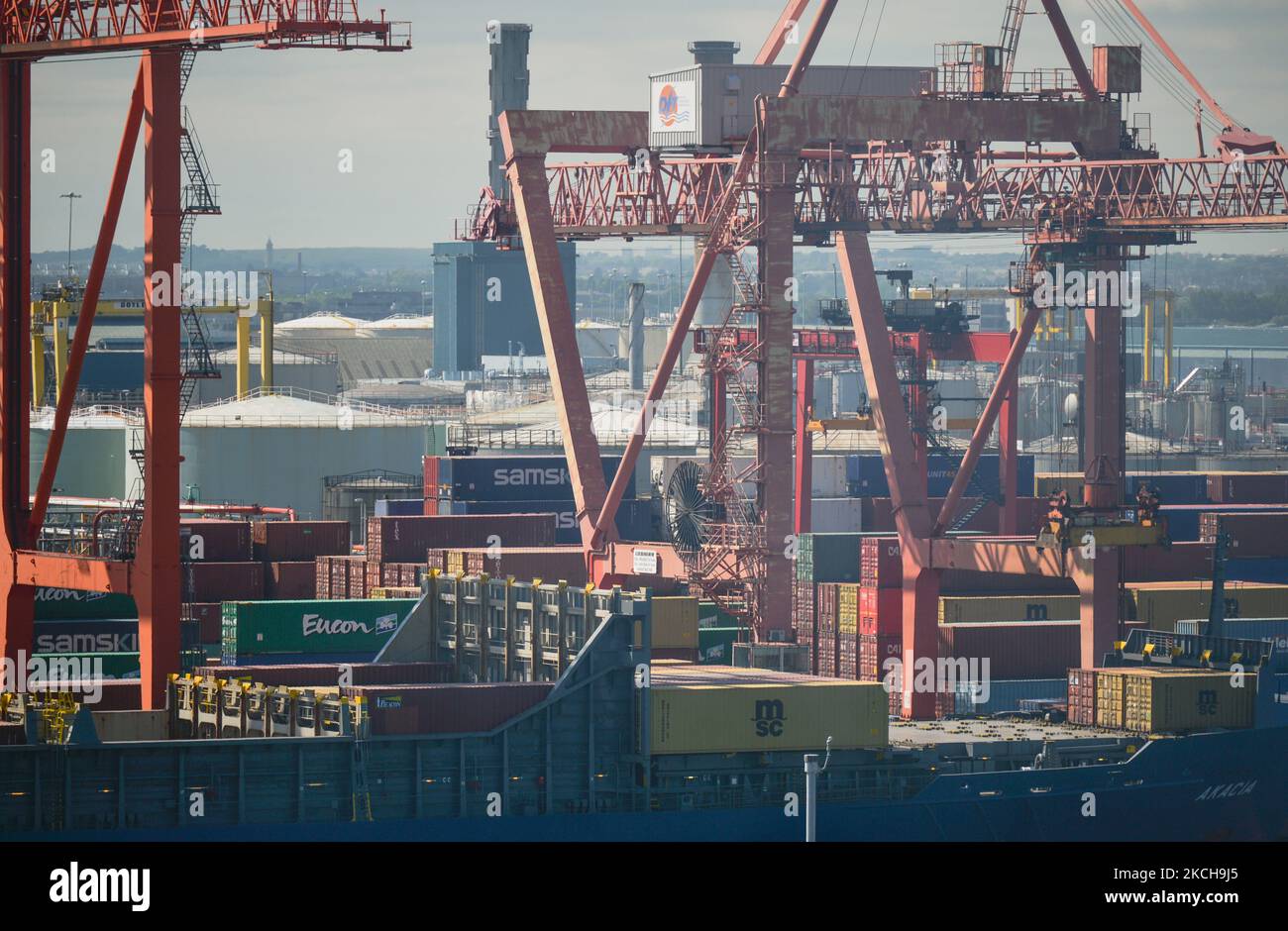 Dublin ferry container terminals hi-res stock photography and images ...